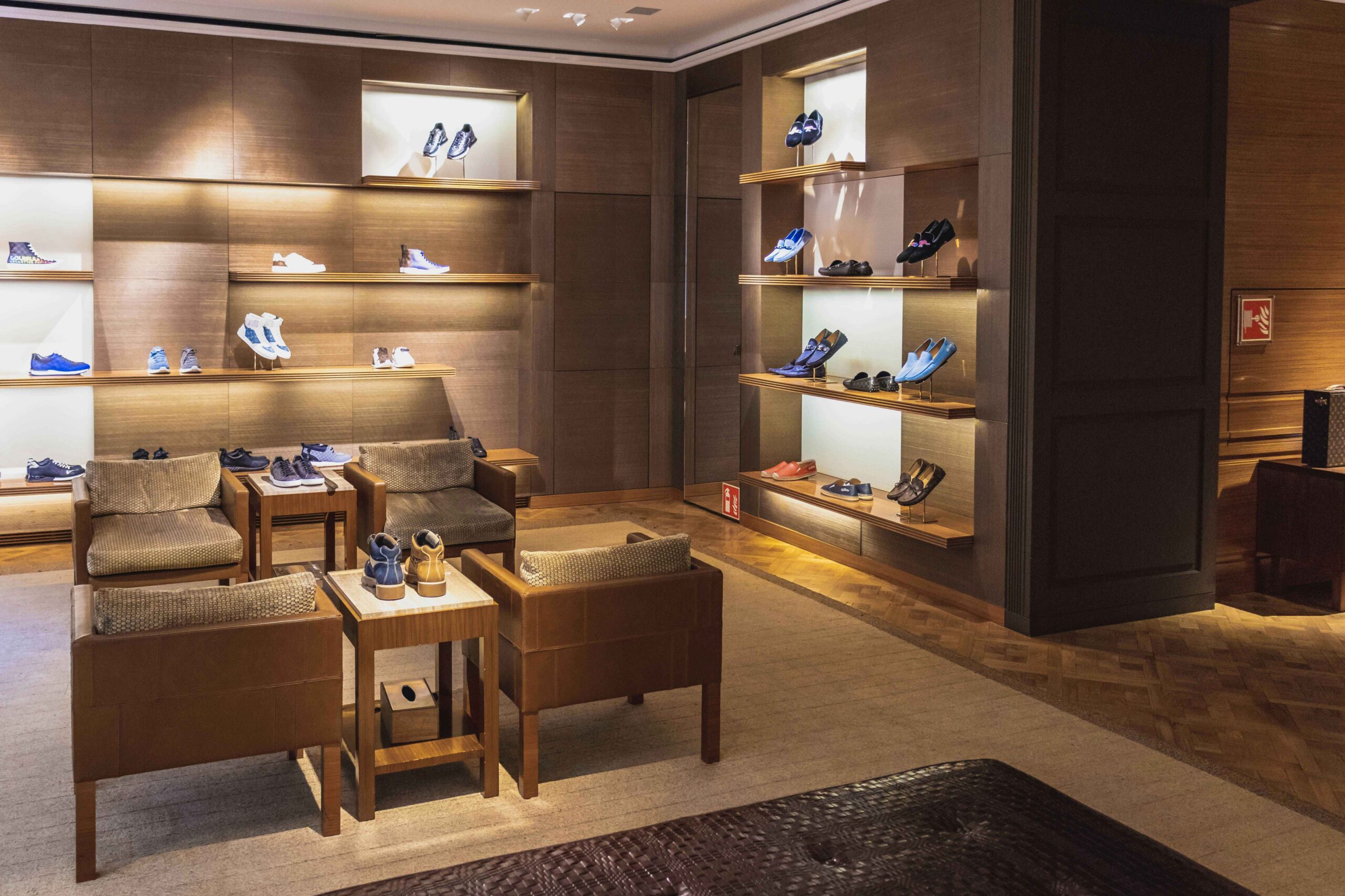Guide to Luxury Retail Best Practices - Mintly